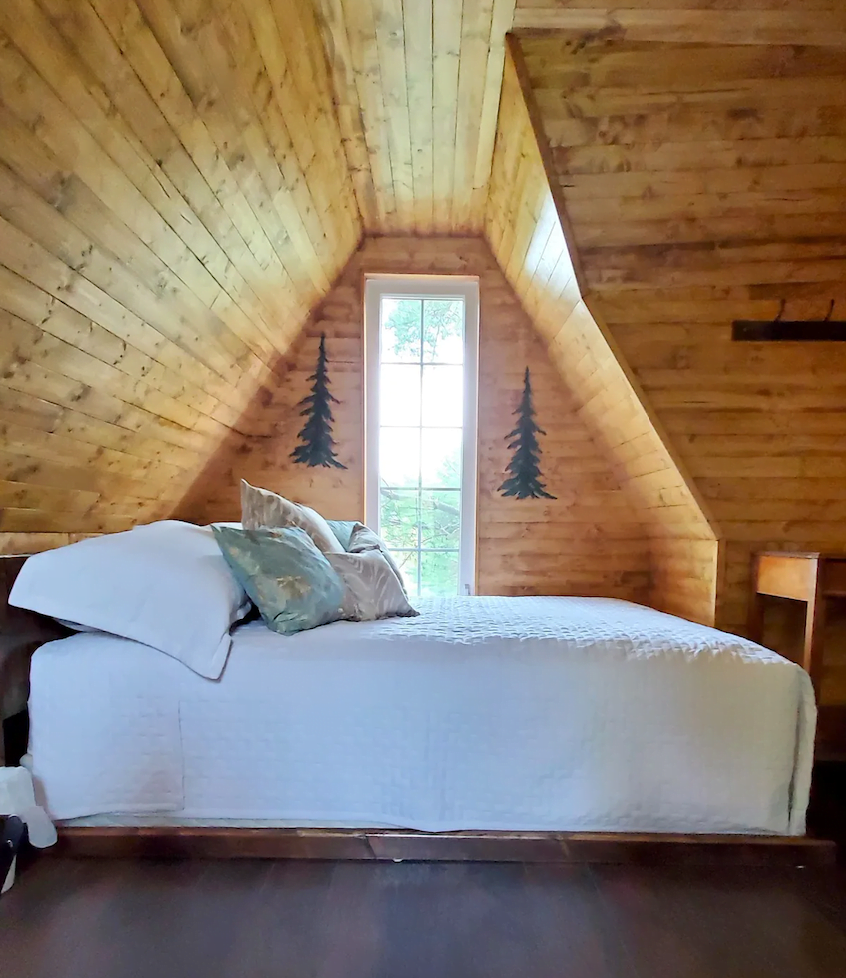 You Can Sleep In An Actual Treehouse At This Niagara Airbnb